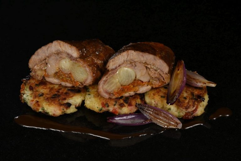 Kalbsroulade mit Tomaten-Reibekuchen – Die GenussJäger